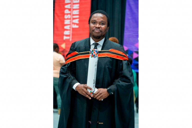 GAGASI FM PRODUCER SIPHELELE NZUZA OBTAINS HONOURS IN JOURNALSIM AT DUT